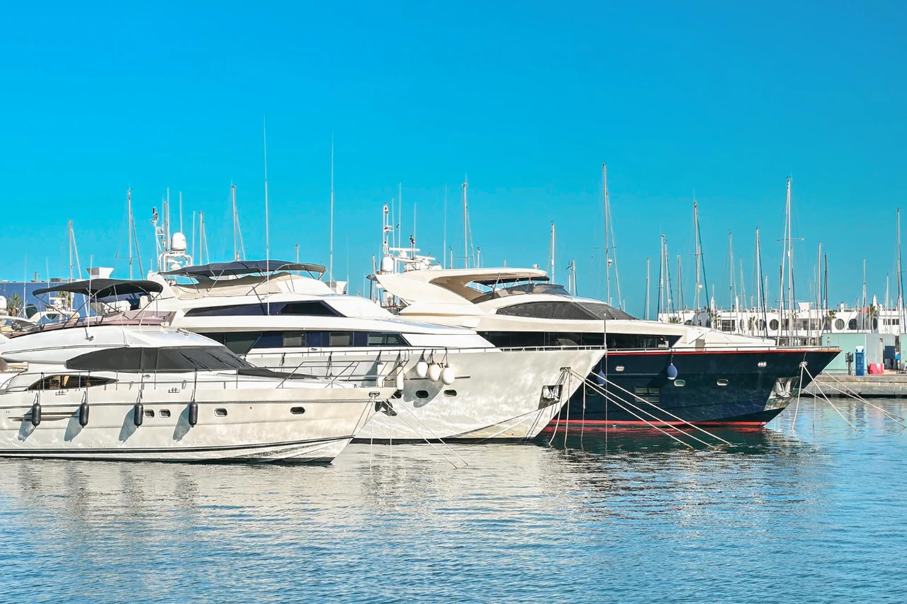 Yacht vs Houseboat: Which One Is Better for You? | Slipstream